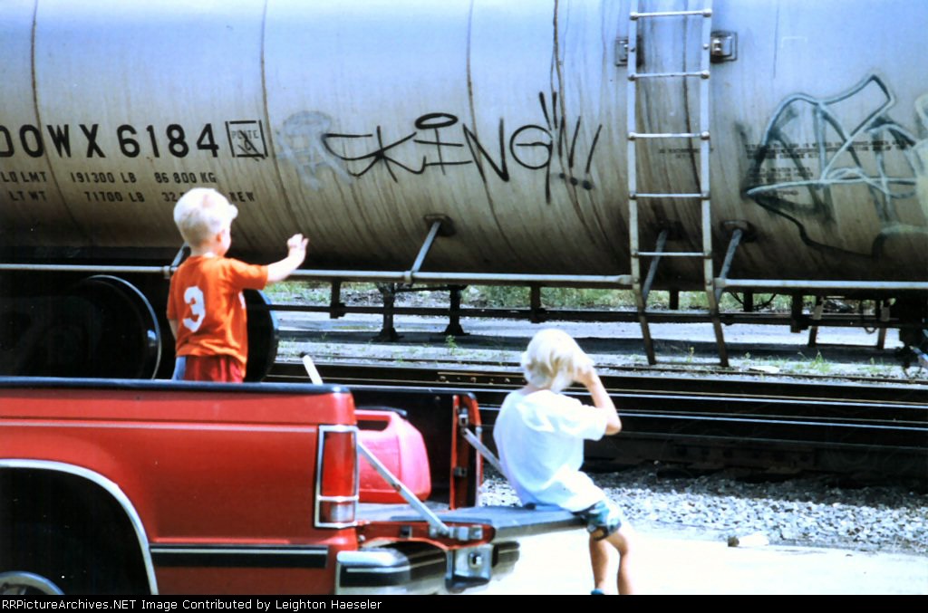 DOWX 6184 with Graffiti and Trainspotters